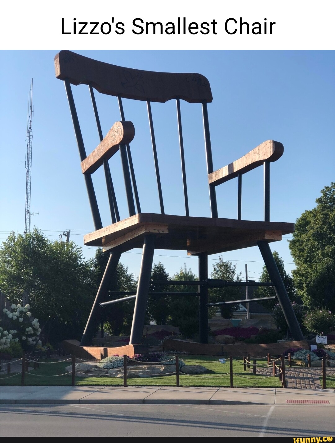 Lizzo's Smallest Chair - iFunny