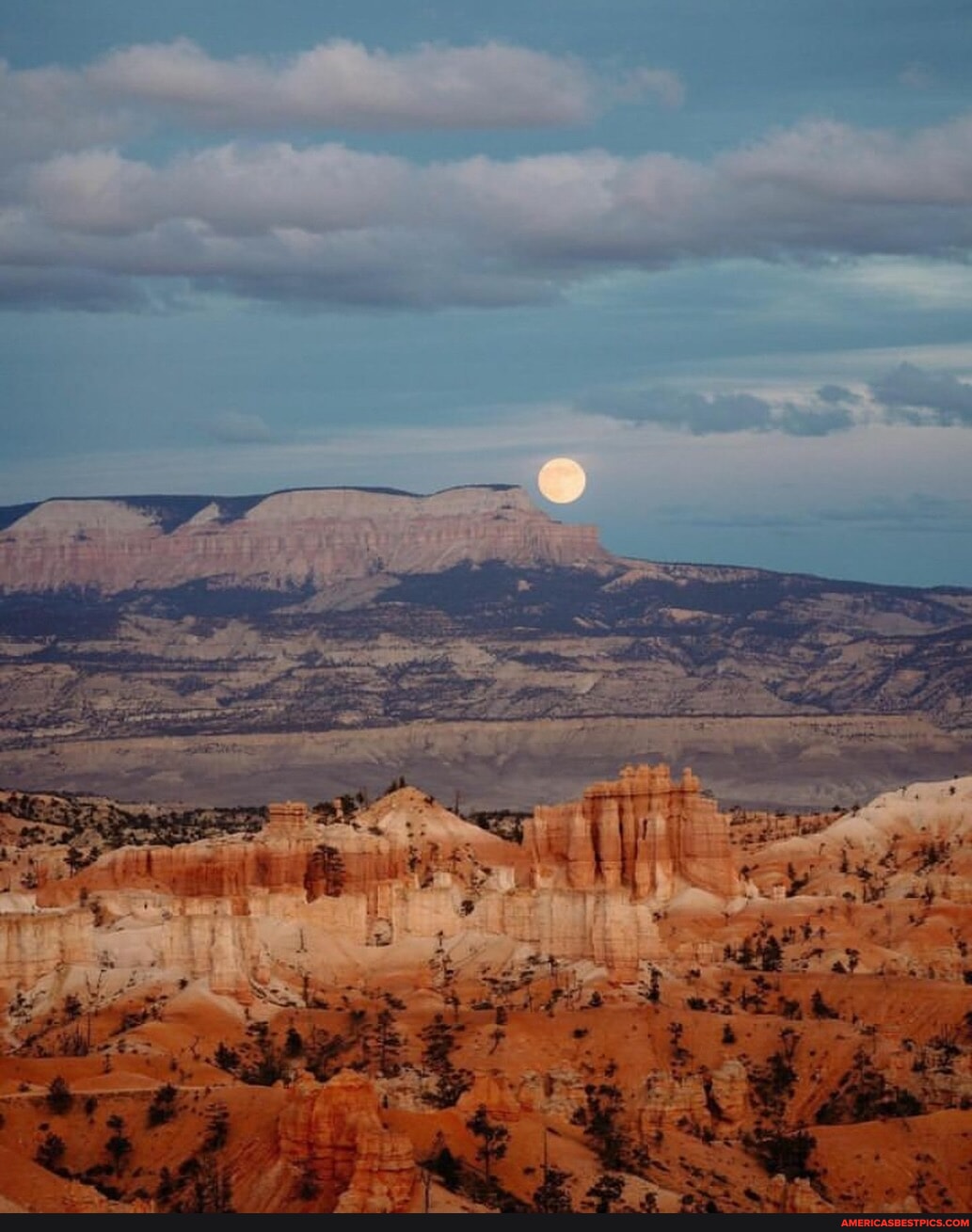 Just witnessed the stunning moonrise over the majestic mountains in ...