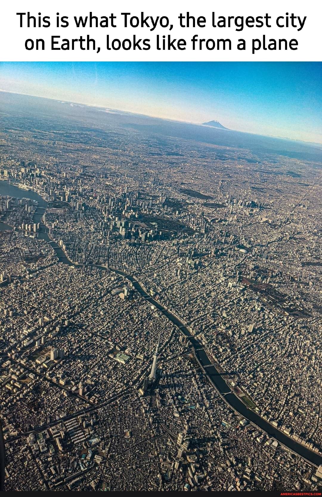 This is what Tokyo, the largest city on Earth, looks like from a plane ...