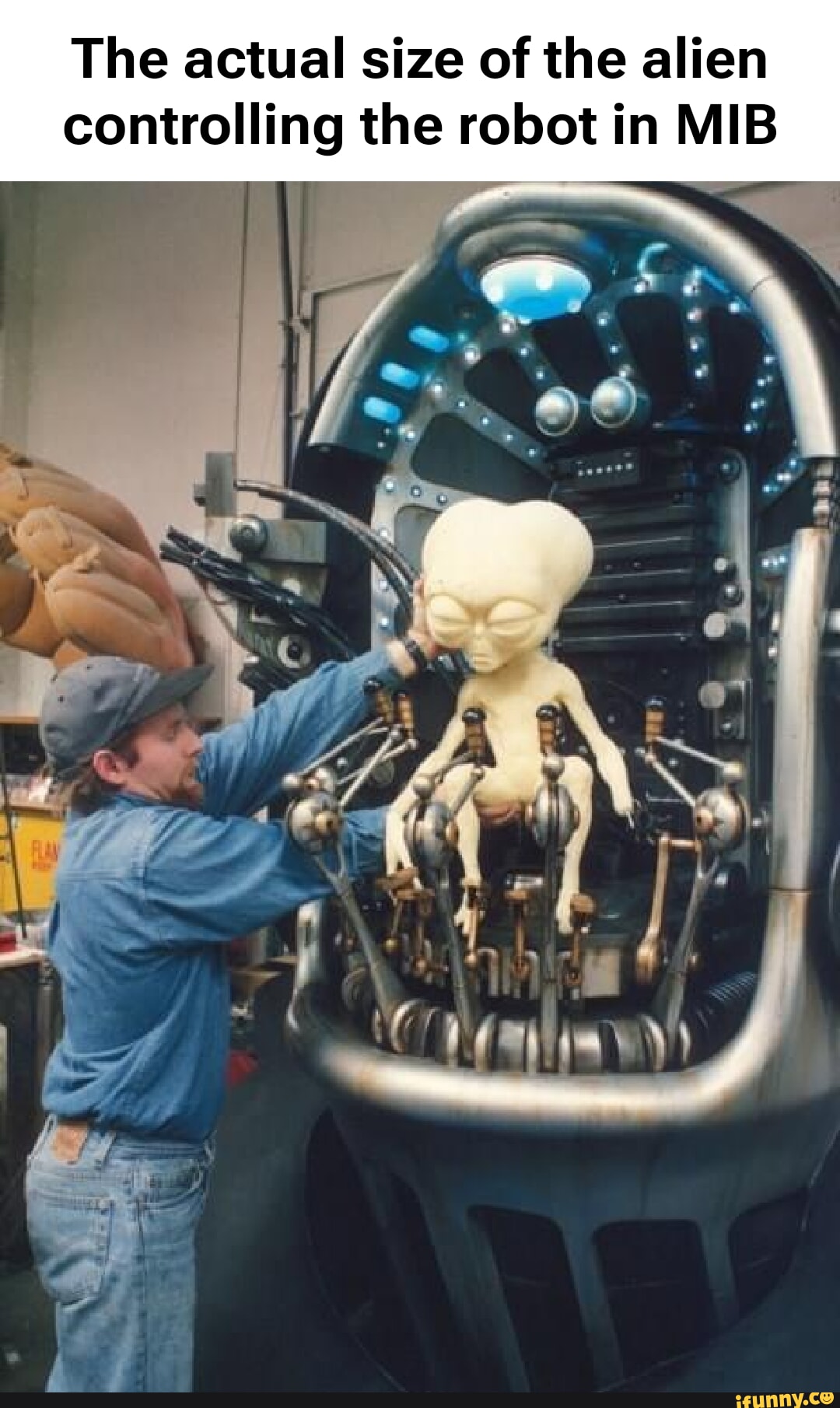 The actual size of the alien controlling the robot in MIB pe I - iFunny