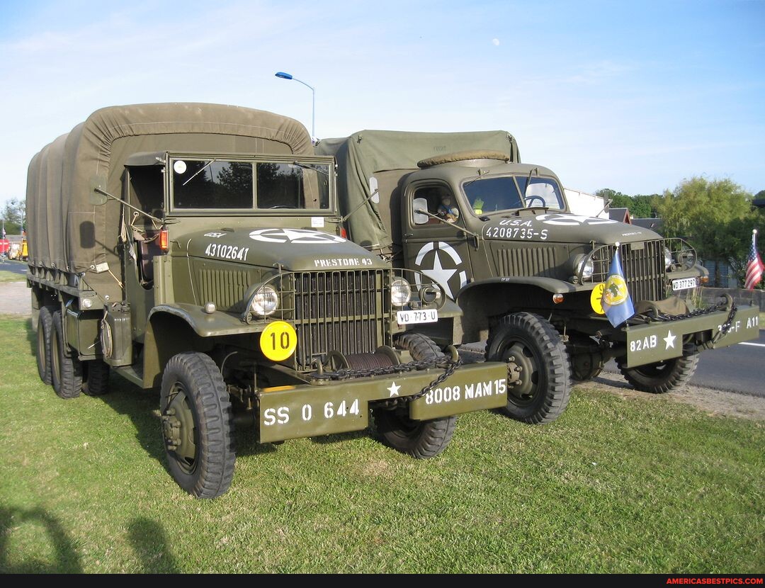 Two GMC CCKW 353B, on the left with cab type 1619 and on the right type ...