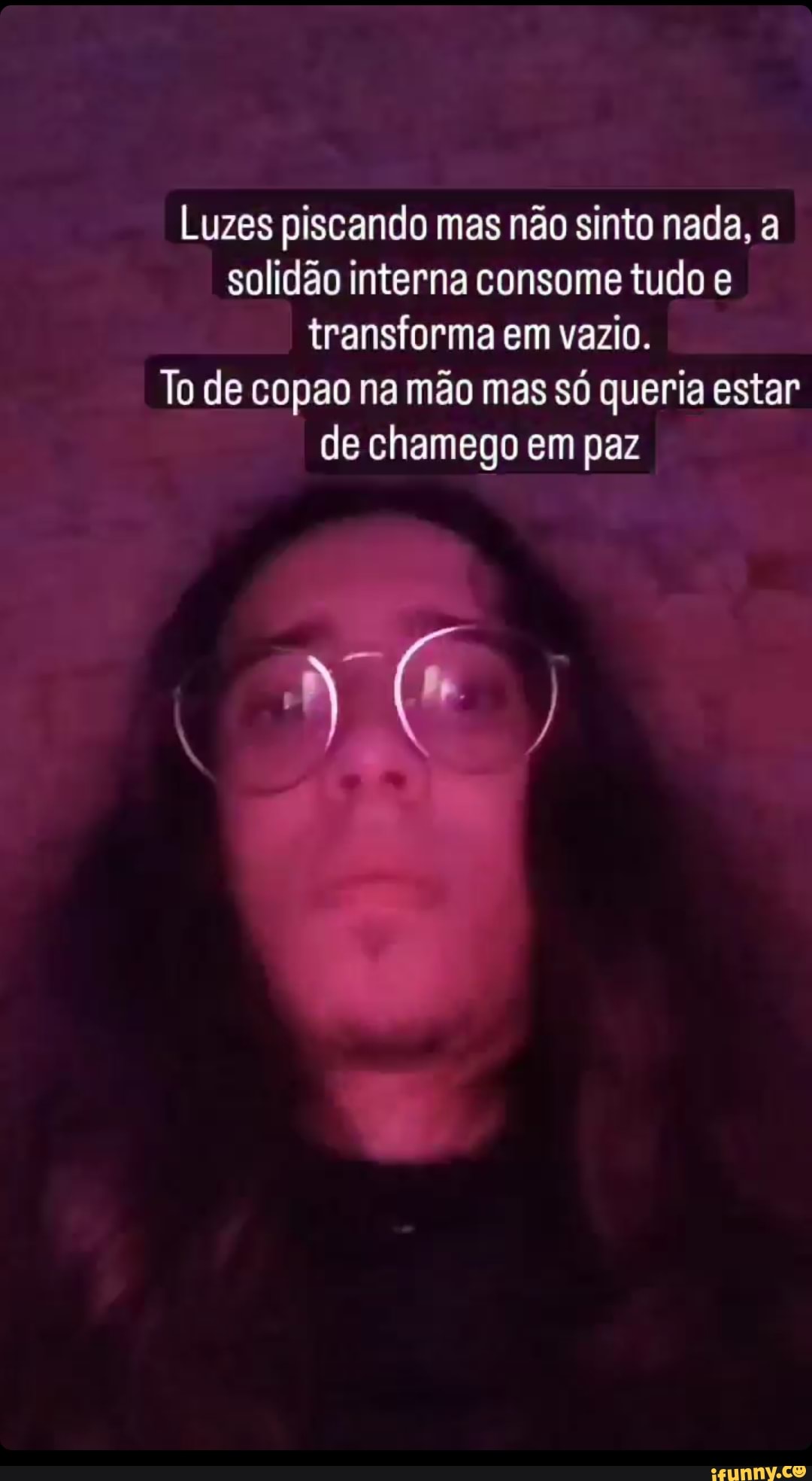 Luzes piscando mas não sinto nada, a solidão interna consome tudo ...