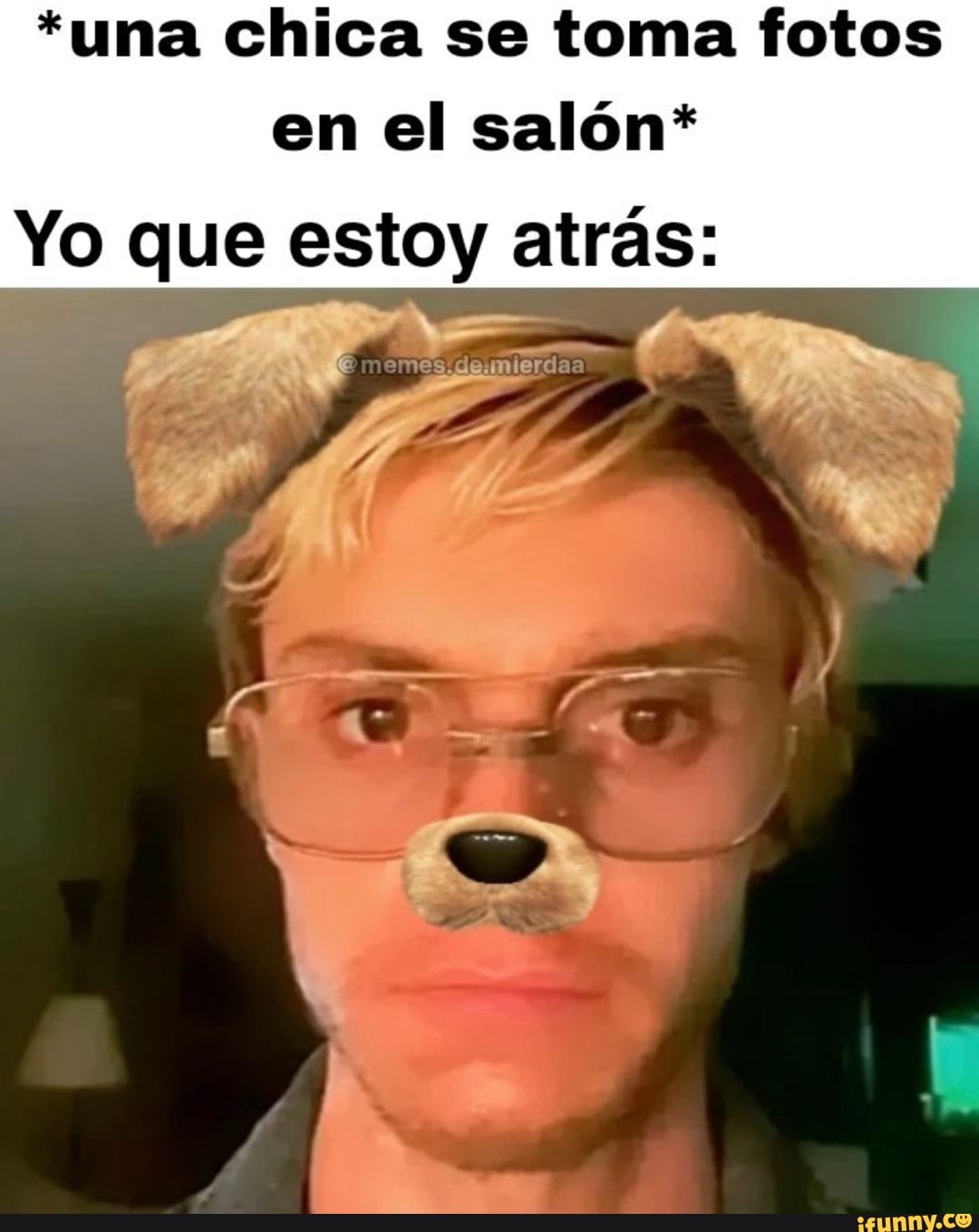 *una chica se toma fotos en el salón* Yo que estoy atrás: memes, de ...