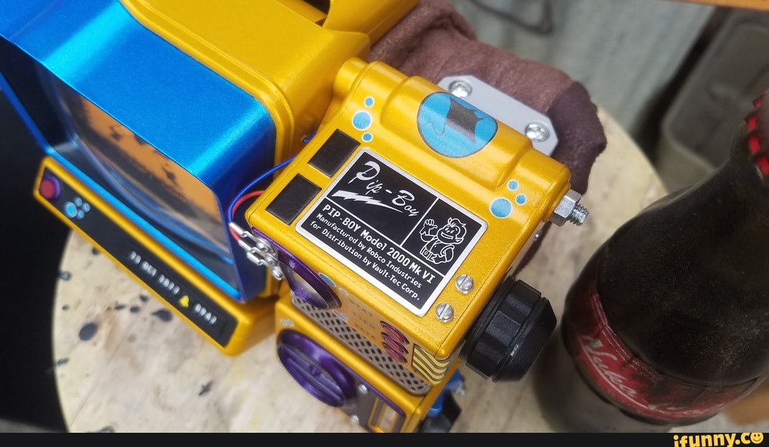 Better photos of my Manta Man Pip-Boy repaint commission I completed ...