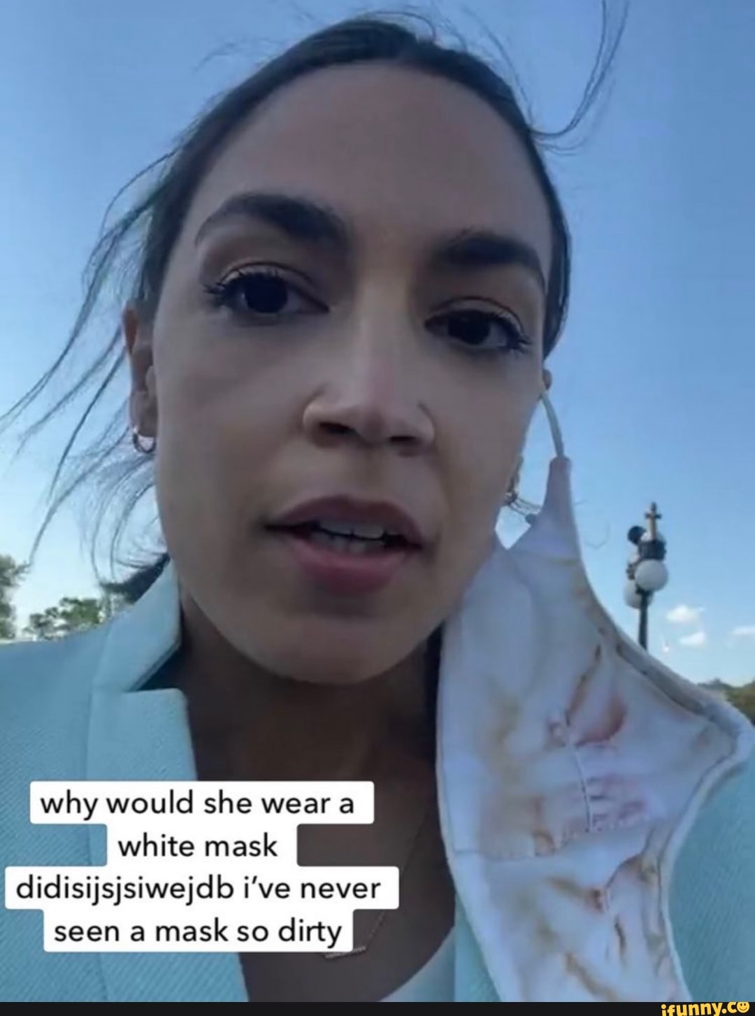 Why would she wear a white mask didisijsjsiwejdb i've never seen a mask ...