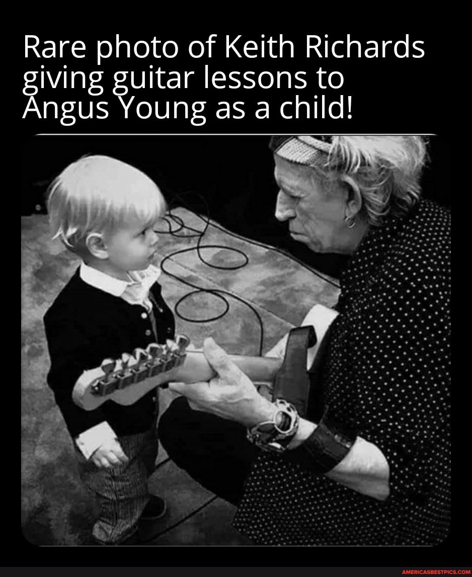 Rare photo of Keith Richards giving guitar lessons to Angus Young as a ...