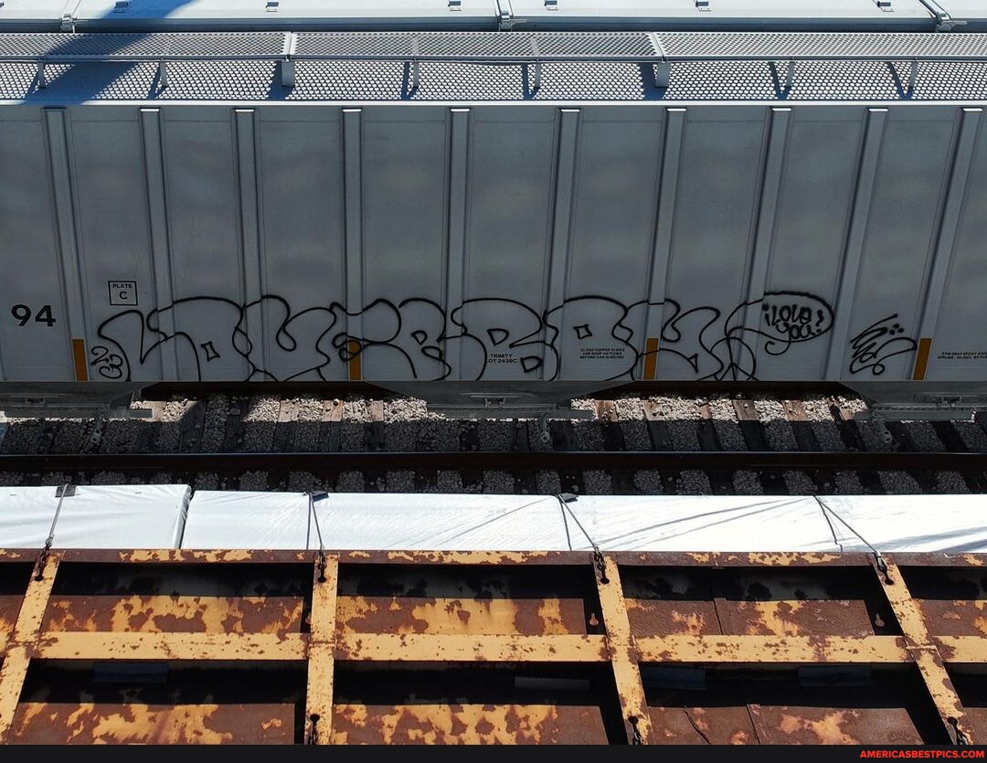 #railgraffiti #graffiti #railart #trainart #benchingfreights #benchingtrains # ...