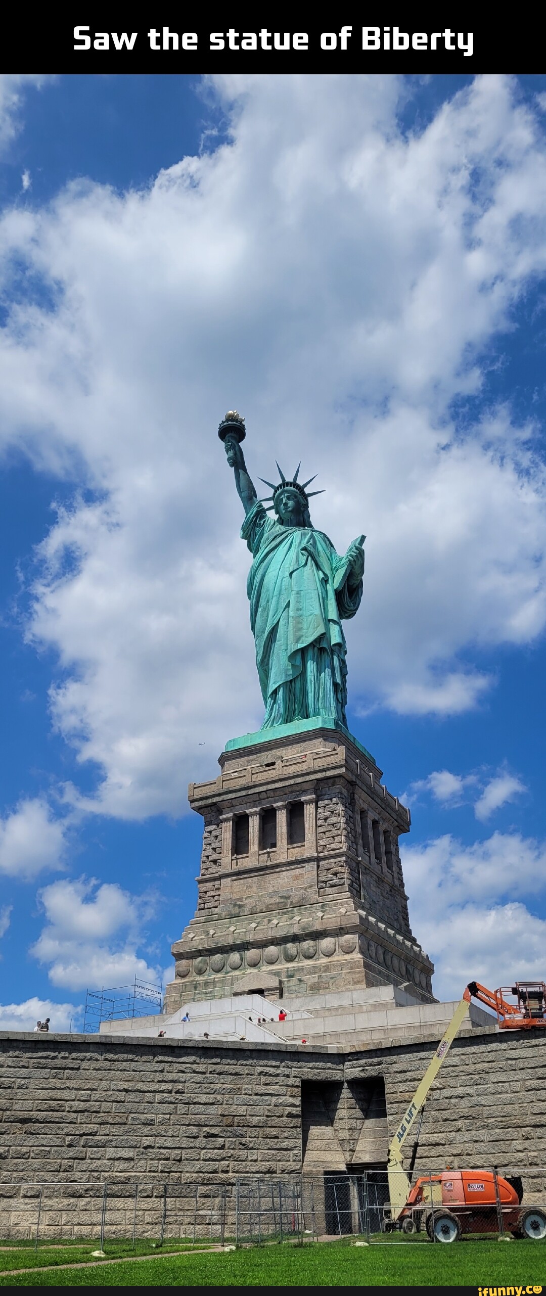 Saw the statue of Biberty - iFunny