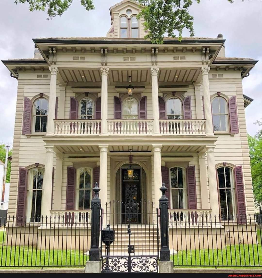 New Orleans Mansion once owned by Anne Rice, photo by ...